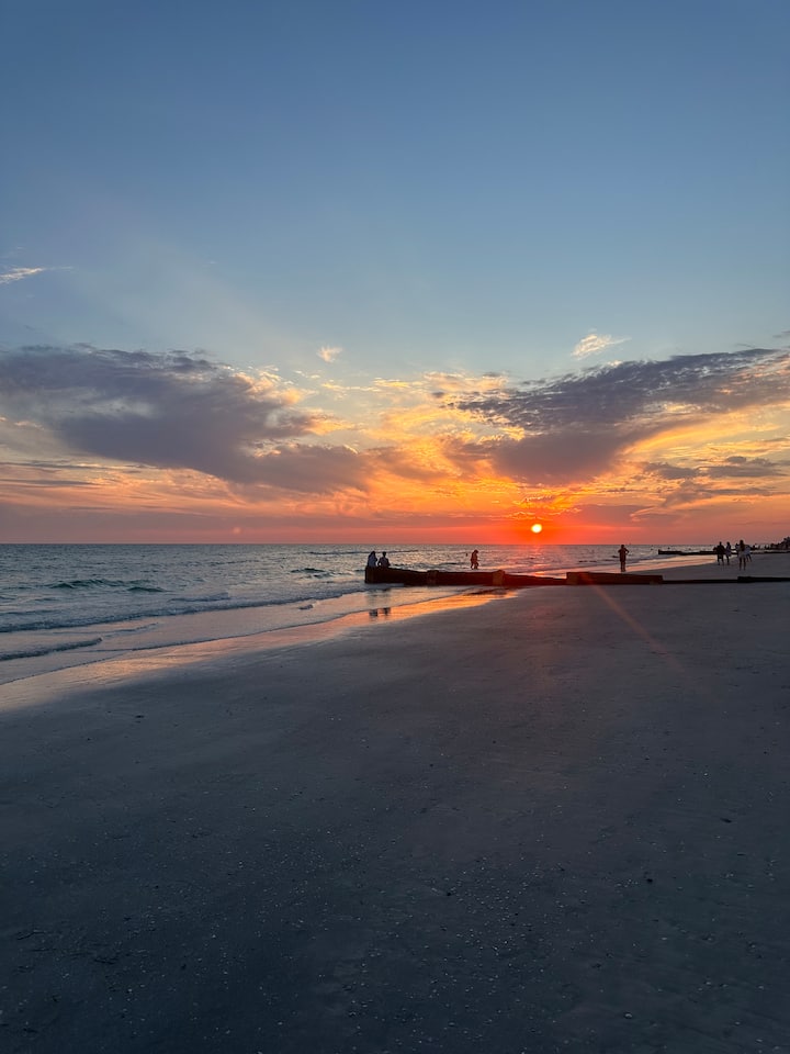 Walk To Beach Restaurants & Coffee Shops - Madeira Beach, FL
