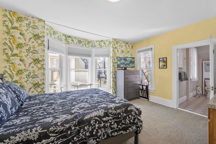 Beautiful Apartment With Private Deck - Denver, CO