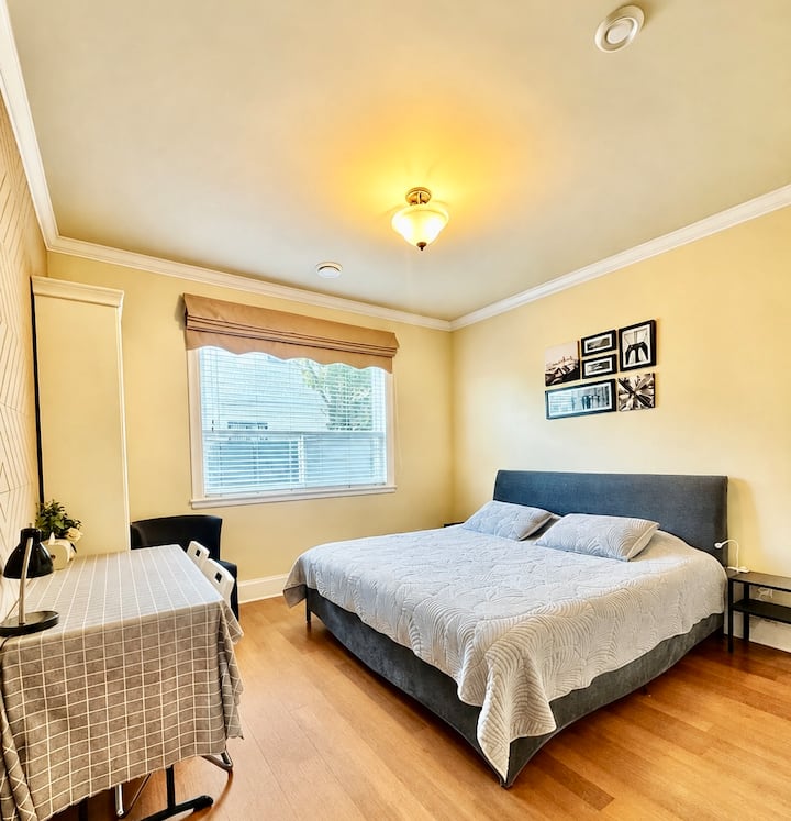 Cozy King Sized Bed Private Entrance Suite - Richmond