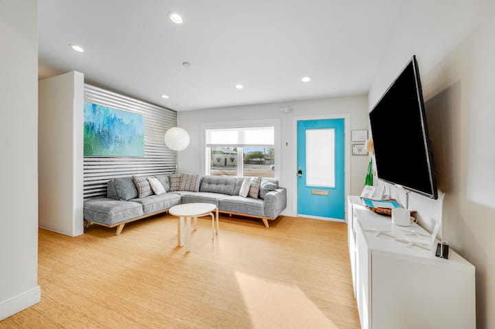 Ocean-side Retreat One Block From Beach - Cocoa Beach, FL