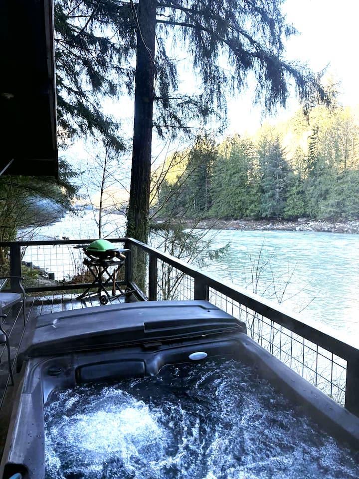 Pebble Ridge Riverfront Bungalow - Washington