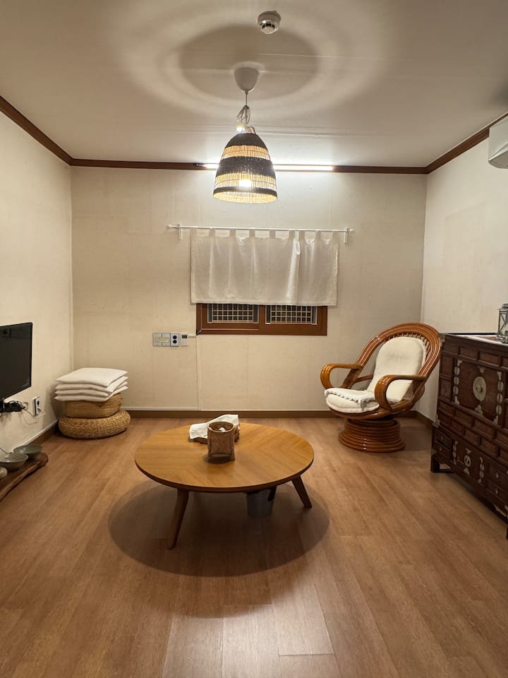 황리단길 메인 골목에 위치한 가족·친구와 함께하는 아늑한 독채 숙소 - Gyeongju-si