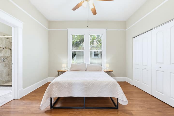 Sunny, Spacious House With Private Backyard & Deck - Tampa, FL