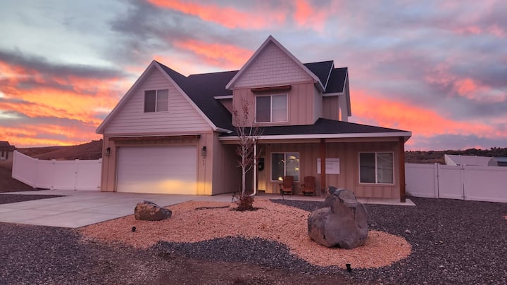 Family-friendly House With 3 King Beds Near Bryce - Panguitch, UT
