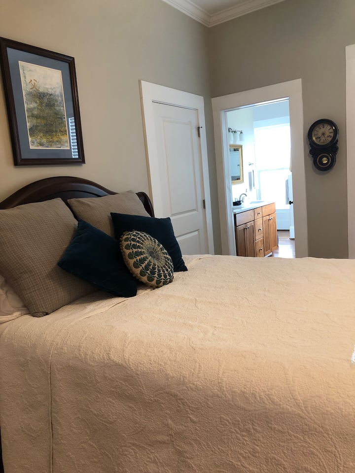 Spacious Room, Queen Bed, Attached Bath - Pickens, SC