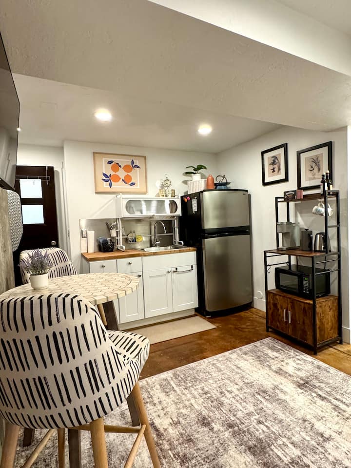 New, Cozy & Convenient Sugarhouse Basement Studio - Salt Lake City, UT