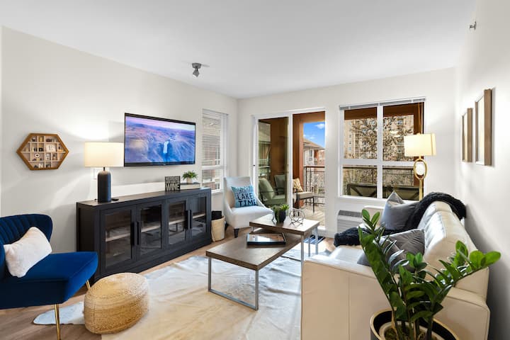 Beachy Vibes - Top Floor Overlooking Pool ! - Kelowna