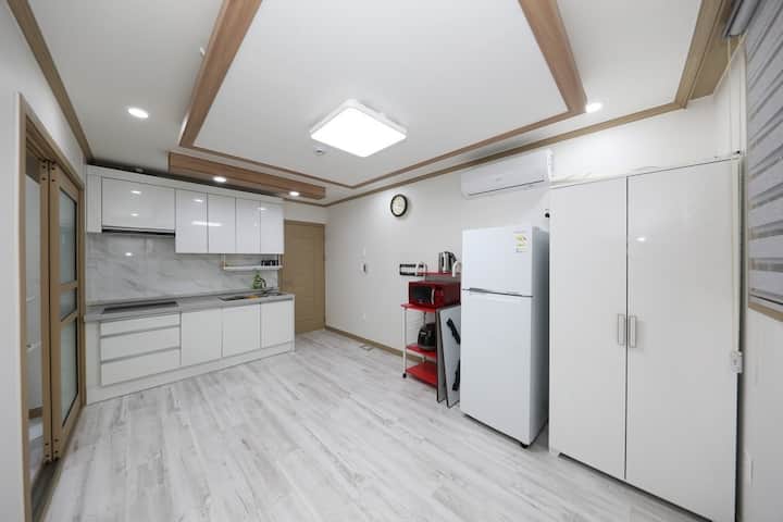 깔끔한 화이트톤 인테리어의 세련된 302호 - Incheon