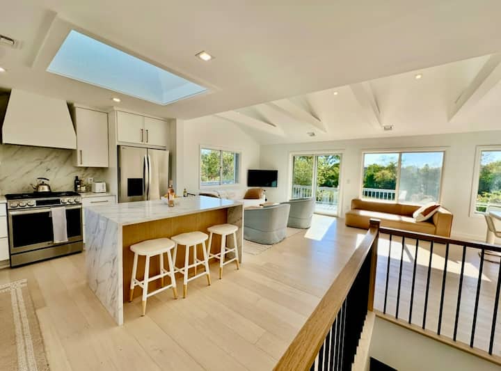 Bright And Airy Pond Front 5 Bedroom Montauk Home - Montauk, NY