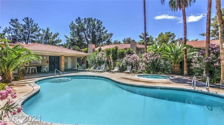Quiet, Cozy Condo! Close To The Strip - Las Vegas, NV