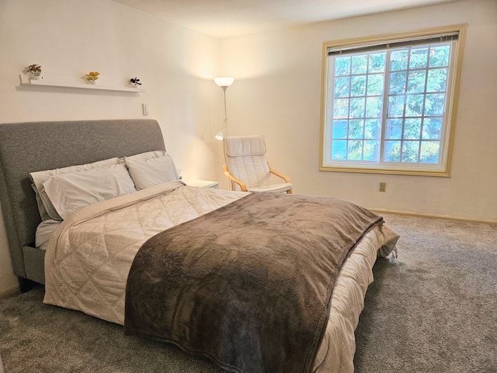 Whole-house Close To I-5 & Light Rail - Lynnwood, WA