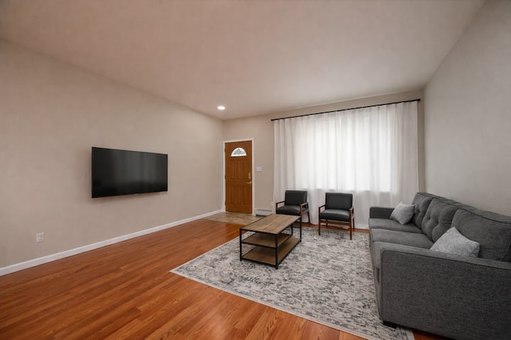 Double Queen Suite (7 Minutes From Airport) - Anchorage, AK