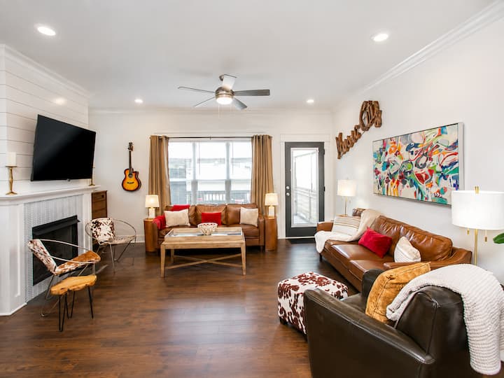 Nashville Style Downtown! No Added Airbnb Fees! - Nashville, TN
