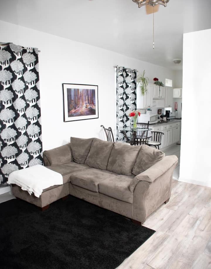 Logan Square Cozy Corner - Northalsted - Chicago
