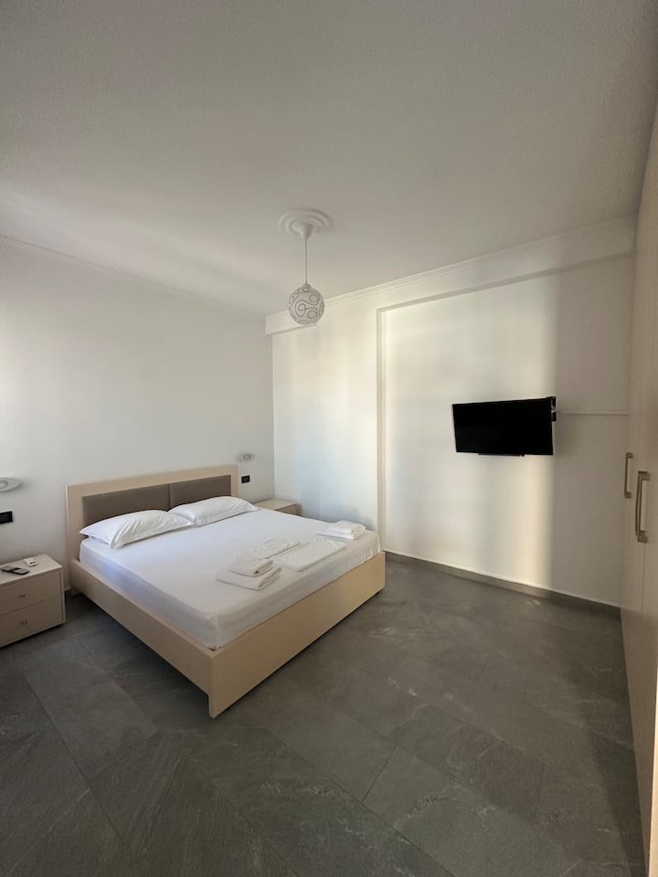 Sleek, Spacious Apartment With Expansive Balcony - Valona