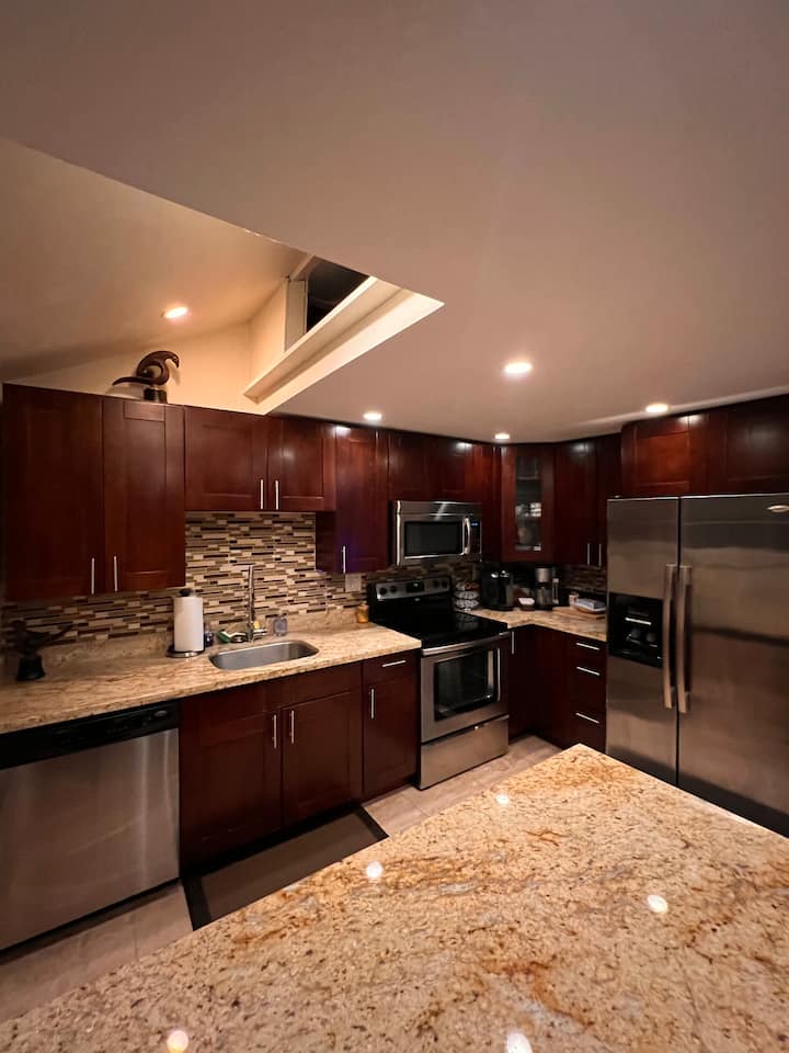 Contemporary Mil Apartment With Private Patio - 커클랜드