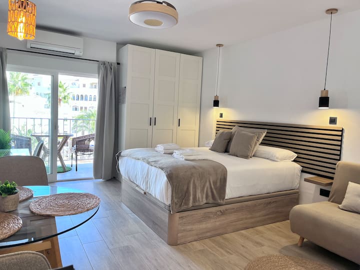Modern Studio With Balcony, Pool & Workspace - Benalmádena