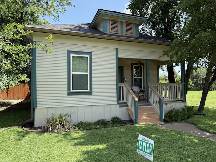 Houses Sing & Sleep - Downtown Taylor, Too - Taylor, TX