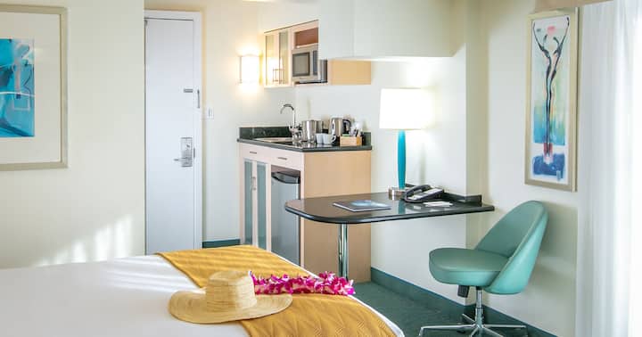 Beach Vacation 4 Comfortable Units! Onsite Pool! - O‘ahu, HI