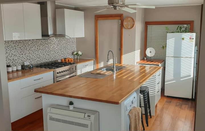 Riverview- 2 Bedroom House, Both With Spa Ensuites - Hobart International Airport