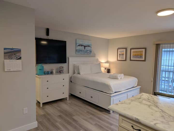 Couples Getaway: Hampton Beach Oceanview Studio - Hampton, NH