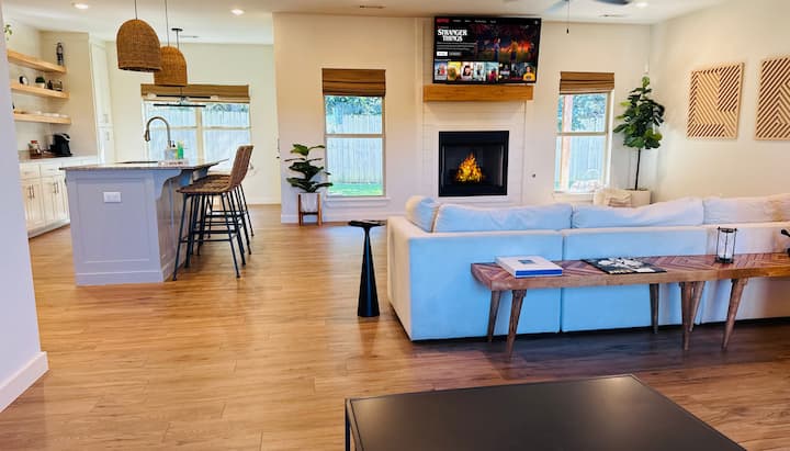 New Modern Home With Frustration-free Checkout - Fayetteville, AR