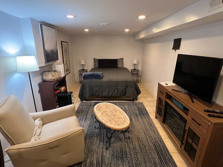 Large Comfortable Space W/ Private Entrance & Bath - Baltimore, MD