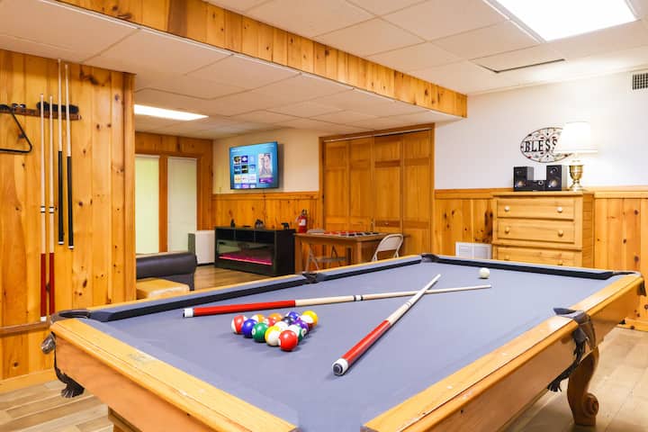 Hot Tub, Firepit, Pool Table, King Beds! - Pigeon Forge, TN