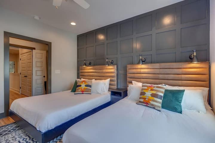 East Nashville | Family Layout + 2-car Garage | Walk To Local Restaurants & Bars | 2 Workspaces, 2-car Garage, Smart Tvs In Every Room | Near Five Points, The Gulch & 10 Min To Broadway | 24 Hr Hospitality - Nashville, TN