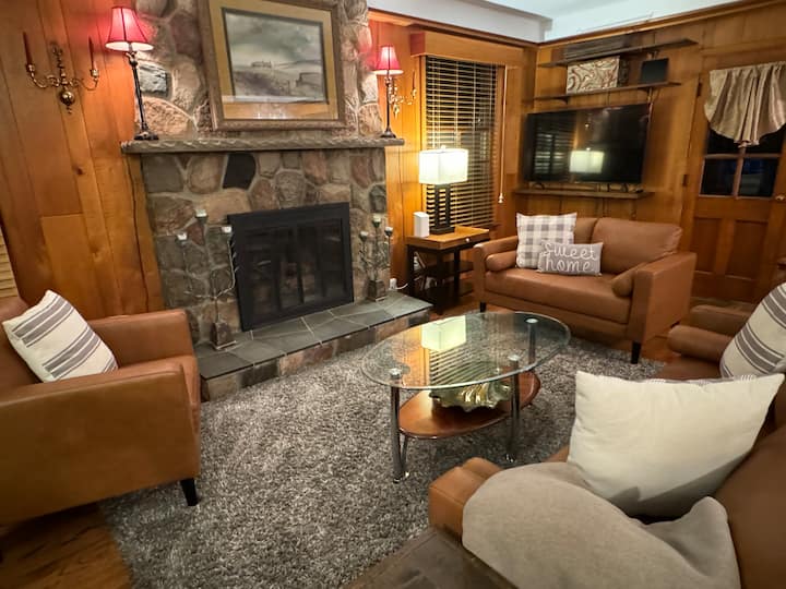 Classic Franklin Village Parkside Home - Farmington Hills, MI