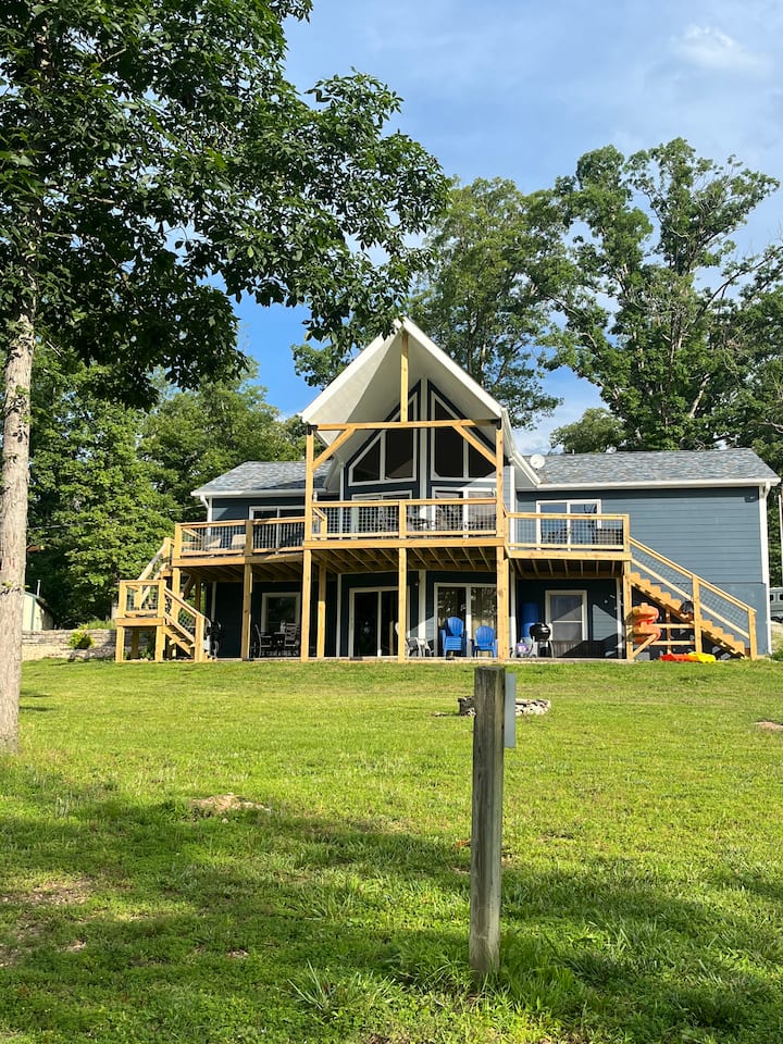 All-decked-out Lakefront Cabin - Roaring River State Park, Cassville