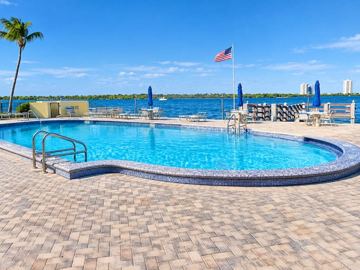 Waterfront Apt. With Huge Balcony. Great View! - North Palm Beach, FL