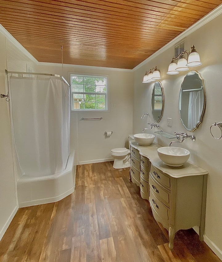 ♥ The Modern Downtown Cottage - Heart Of Lc ♥ - Lake Charles, LA