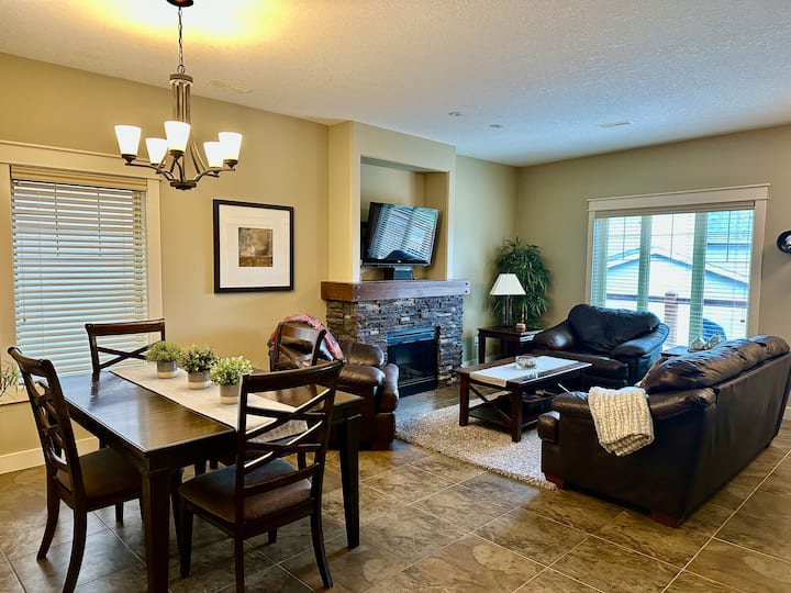 Beautiful 3 Bedroom Mountain Chalet - Invermere