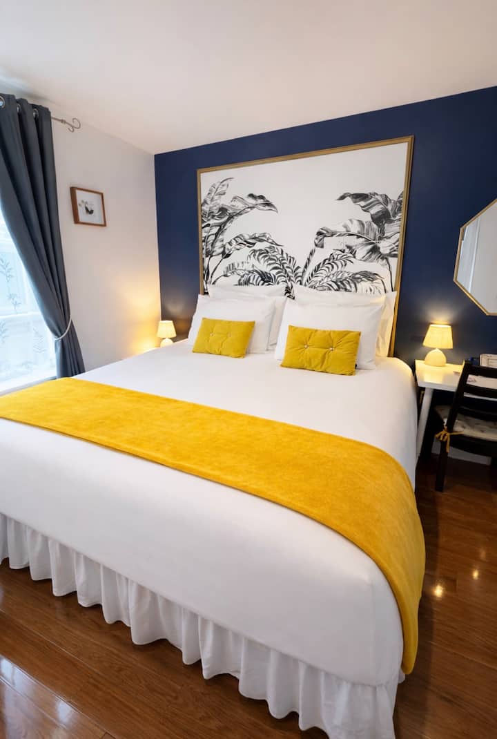 The Honey Bee -  Seaside Town In Exmouth Devon - Budleigh Salterton