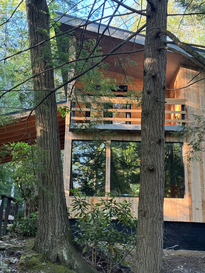 Laurel Mt. Creekside Chalet With Private Island - Seven Springs, PA