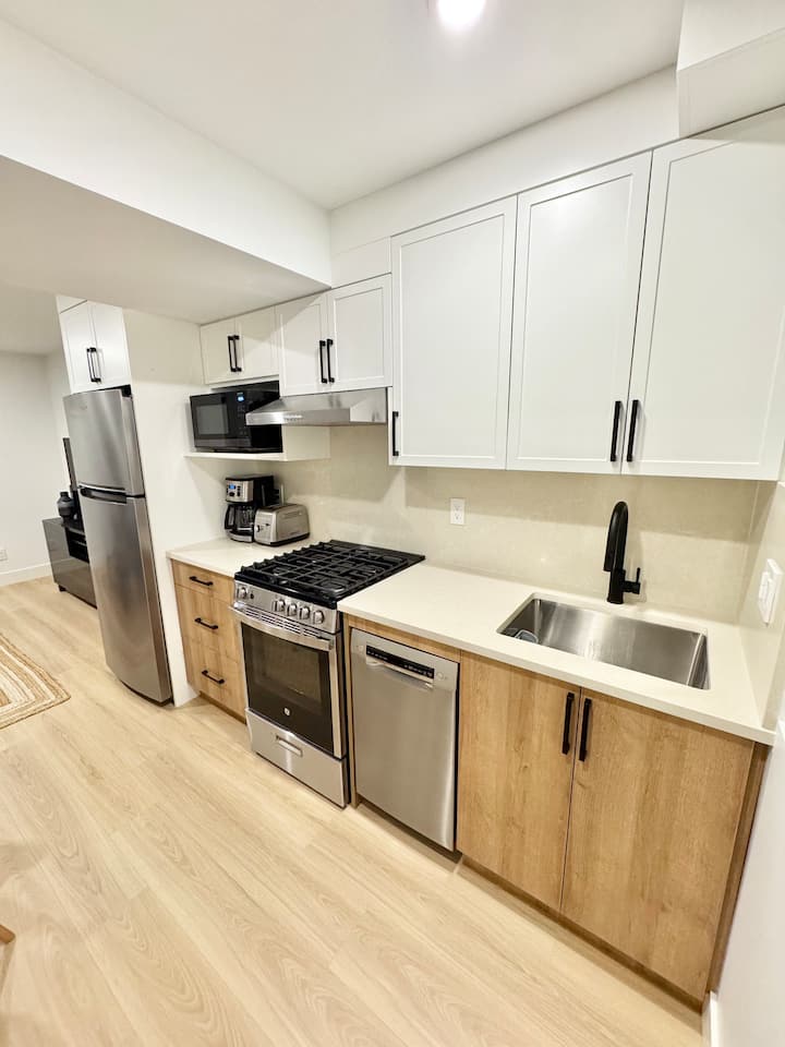 1 Bedroom Private Suite Close To White Rock Beach -