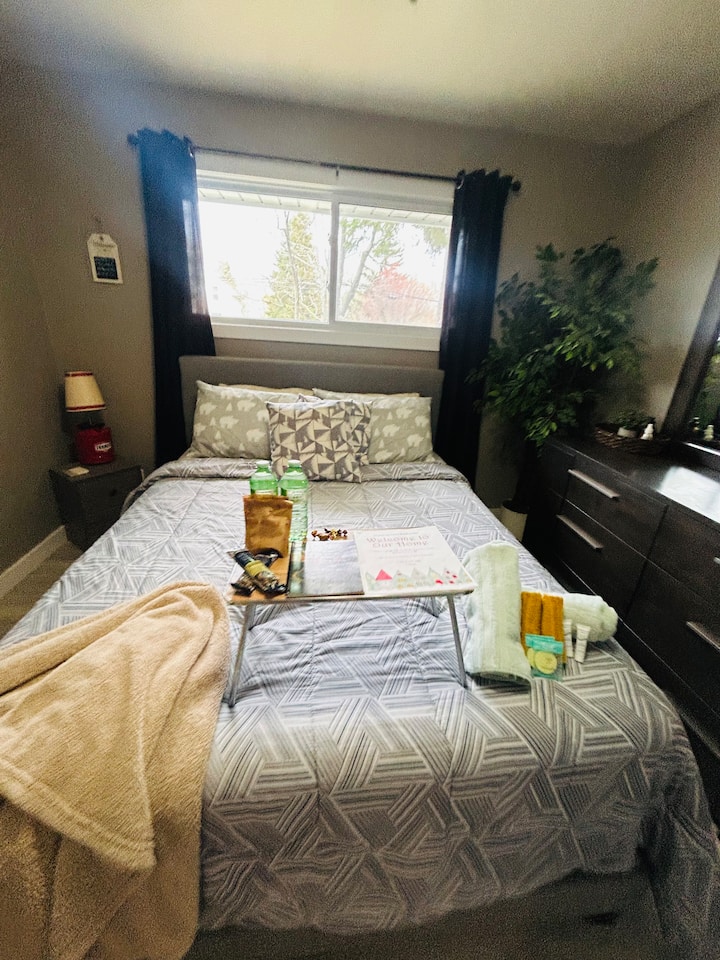 Beautiful Private Room (Queen Bed) W/ Sauna Option - 
