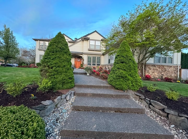 Luxury Modern Vacation House - Oregon City, OR