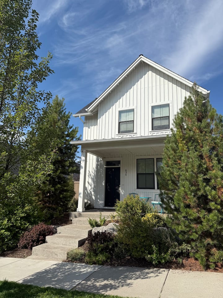 Spacious Midtown 3 Bedroom Home! Easy Access! - Bend, OR