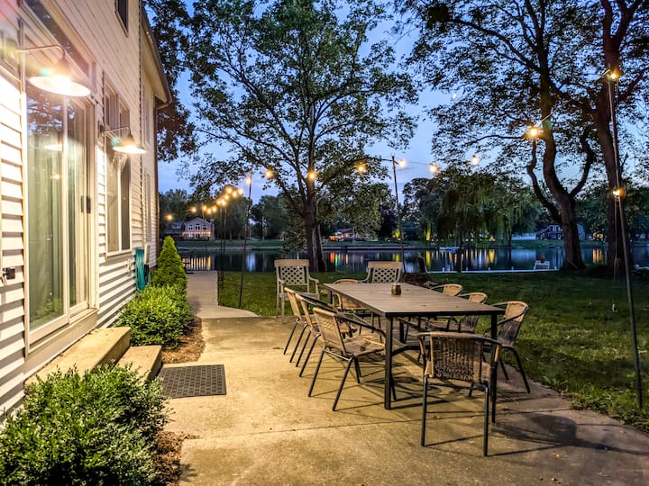 Riverfront Escape: Modern Comfort In Historic Home - Grant Park, IL