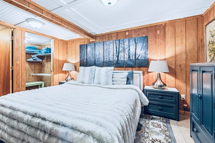 Charming Zion Cabin • Pets Welcome + Great Views - Hurricane, UT