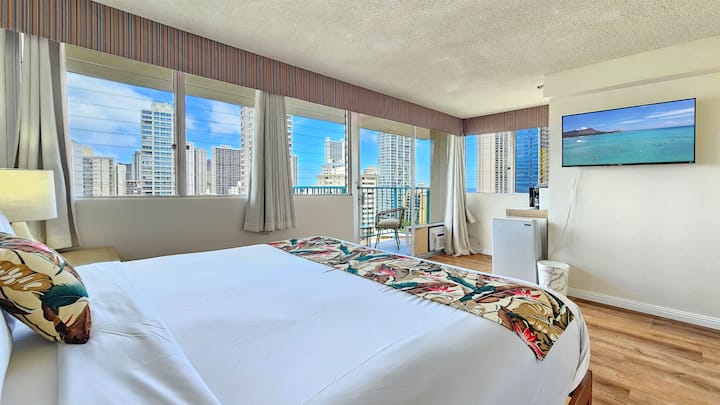 Comfortable King Bed Studio W/ Partial Ocean-view - O‘ahu, HI