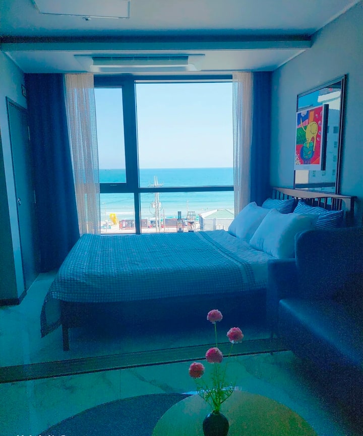 송정 해변 바로앞 오션뷰 #해변열차 #롯데월드#서핑 #죽도 일출 #넷플릭스. *블루문* - Busan