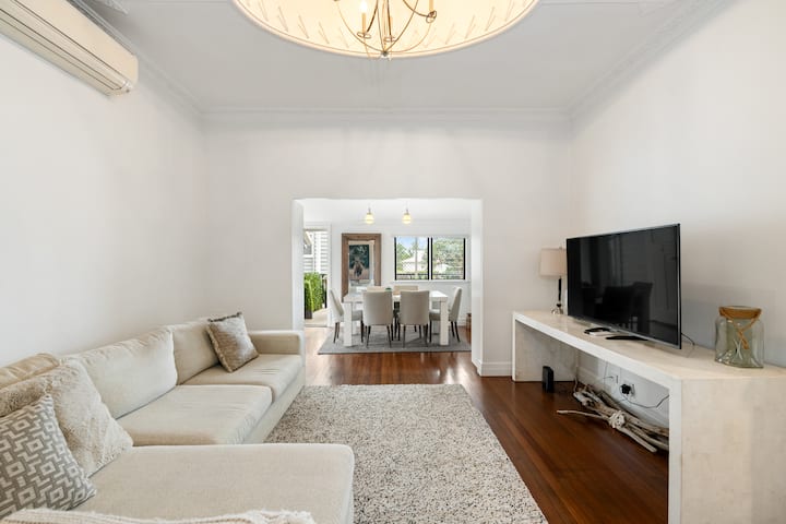 The White Home/ Luxe King Bed/ Parking/ Airport - Balmoral