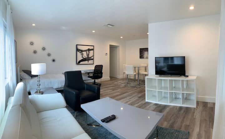 Blue 1 Bed 1 Bath Queen Bed - Hollywood, FL