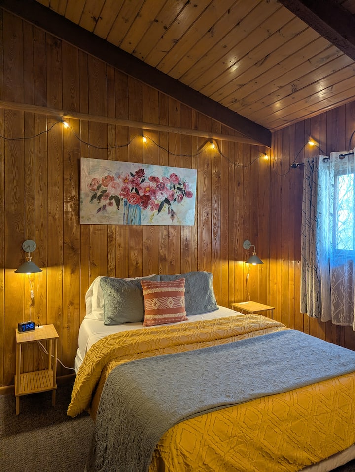 Hummingbird Nest - Feather Nest Inn - Grand Marais, MN