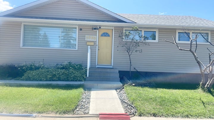 Beautiful House | 5 Bed | Private Hottub| Rec Room -