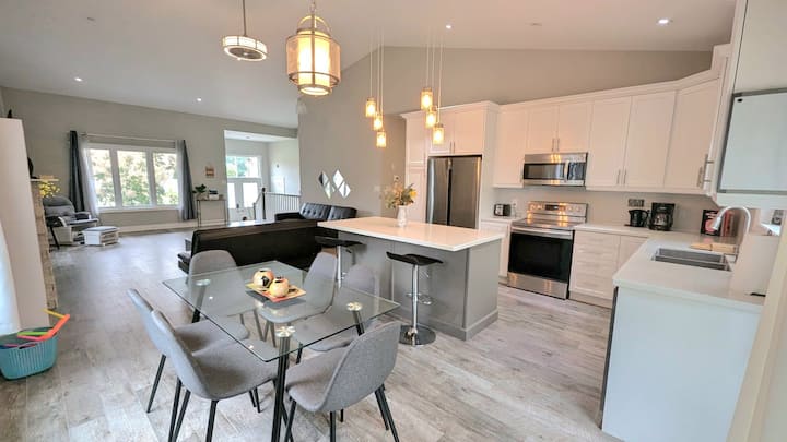6 Bdrm Lake View, Luxury, Modern Cottage W Hot Tub - Midland