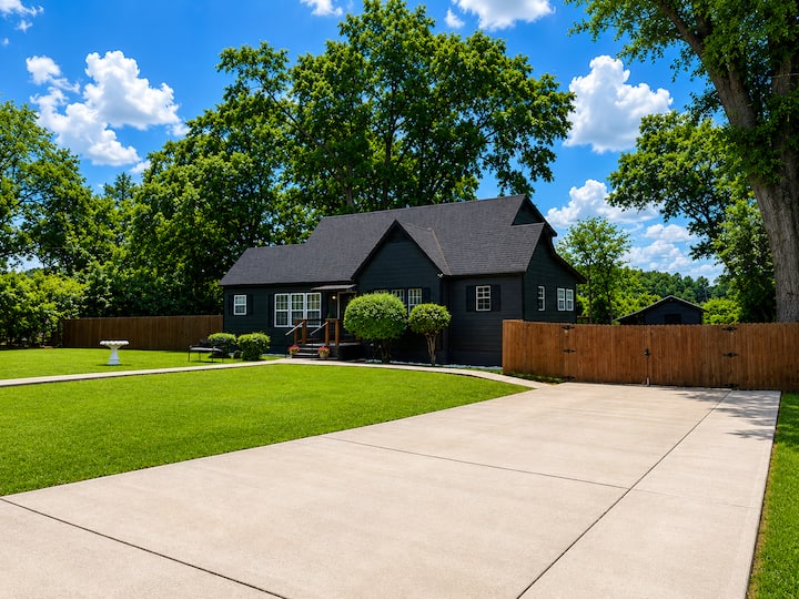 The Gray Villa 2.8 Miles From Bryant Denny Stadium - Tuscaloosa, AL